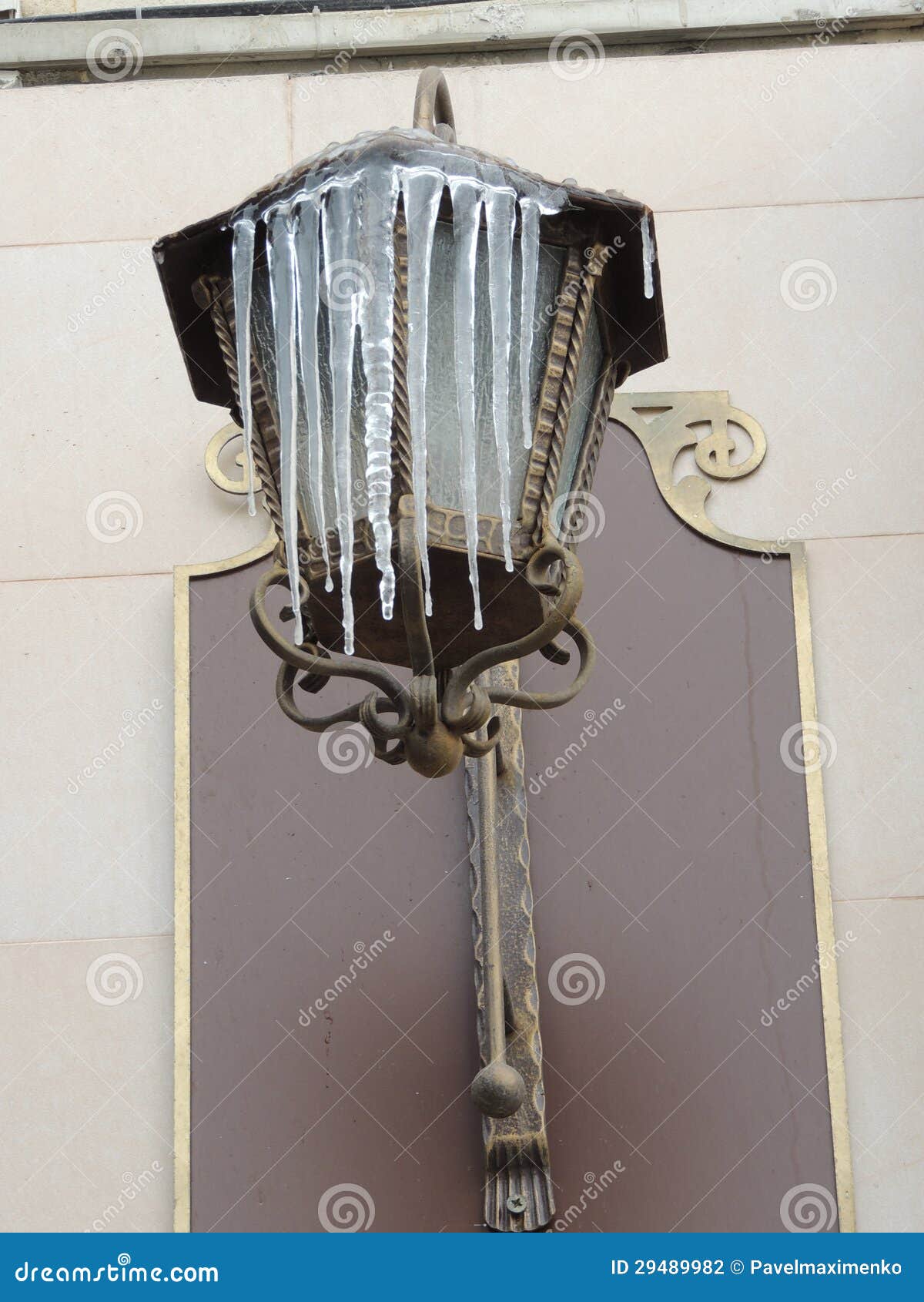Frozen street lamp stock photo. Image of building, town - 29489982
