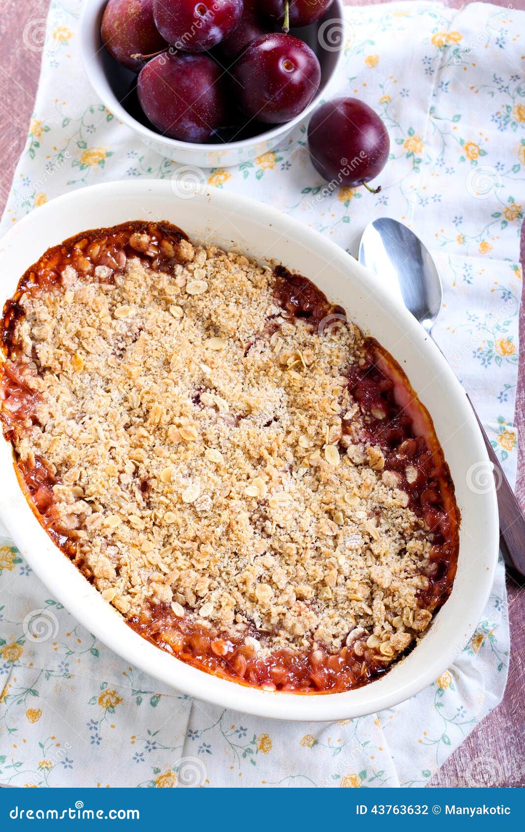 Fruit crumble stock photo. Image of dessert, oatmeal - 43763632