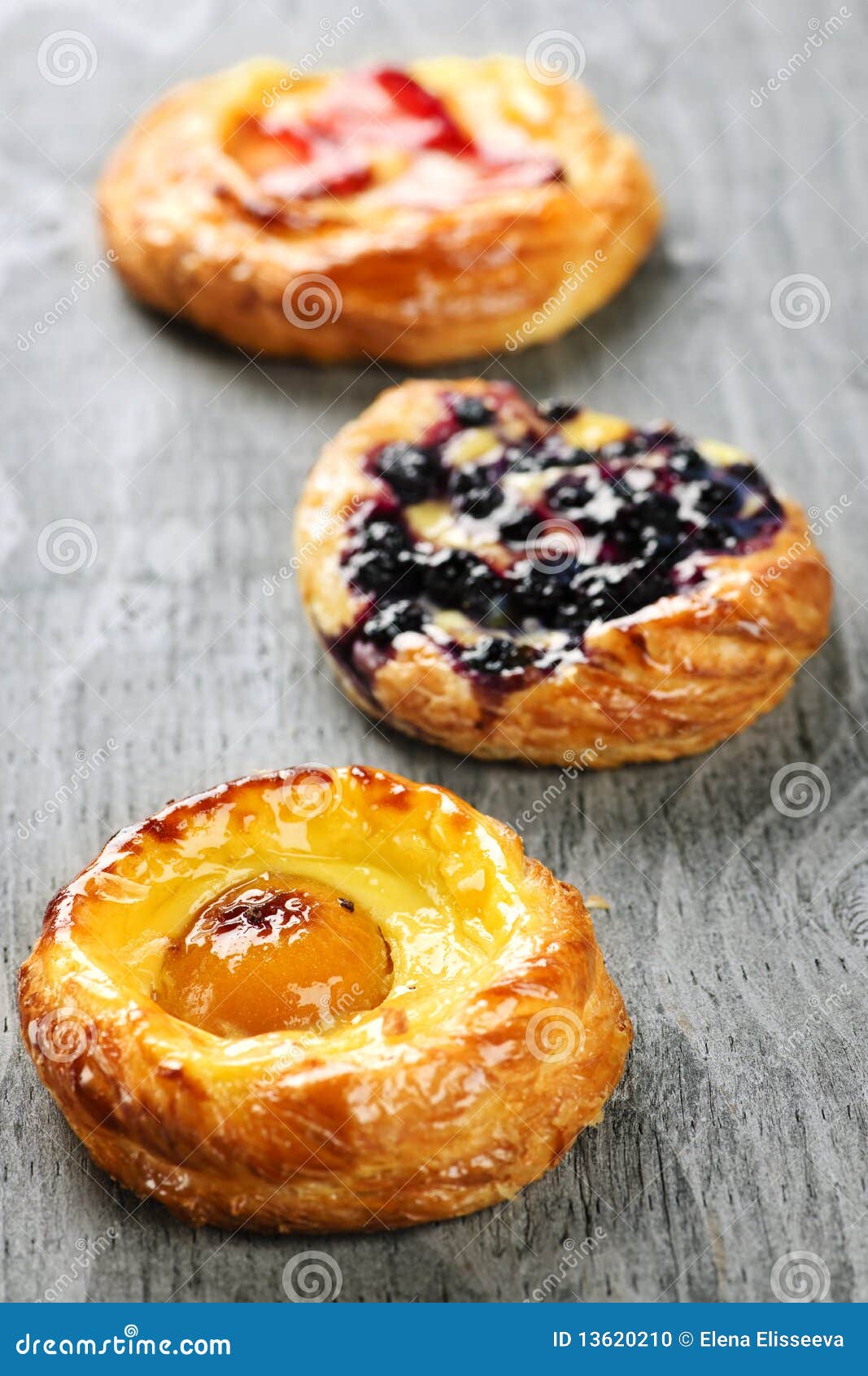 Fruit danishes stock foto. Image of gebakken, luim, bessen - 13620210