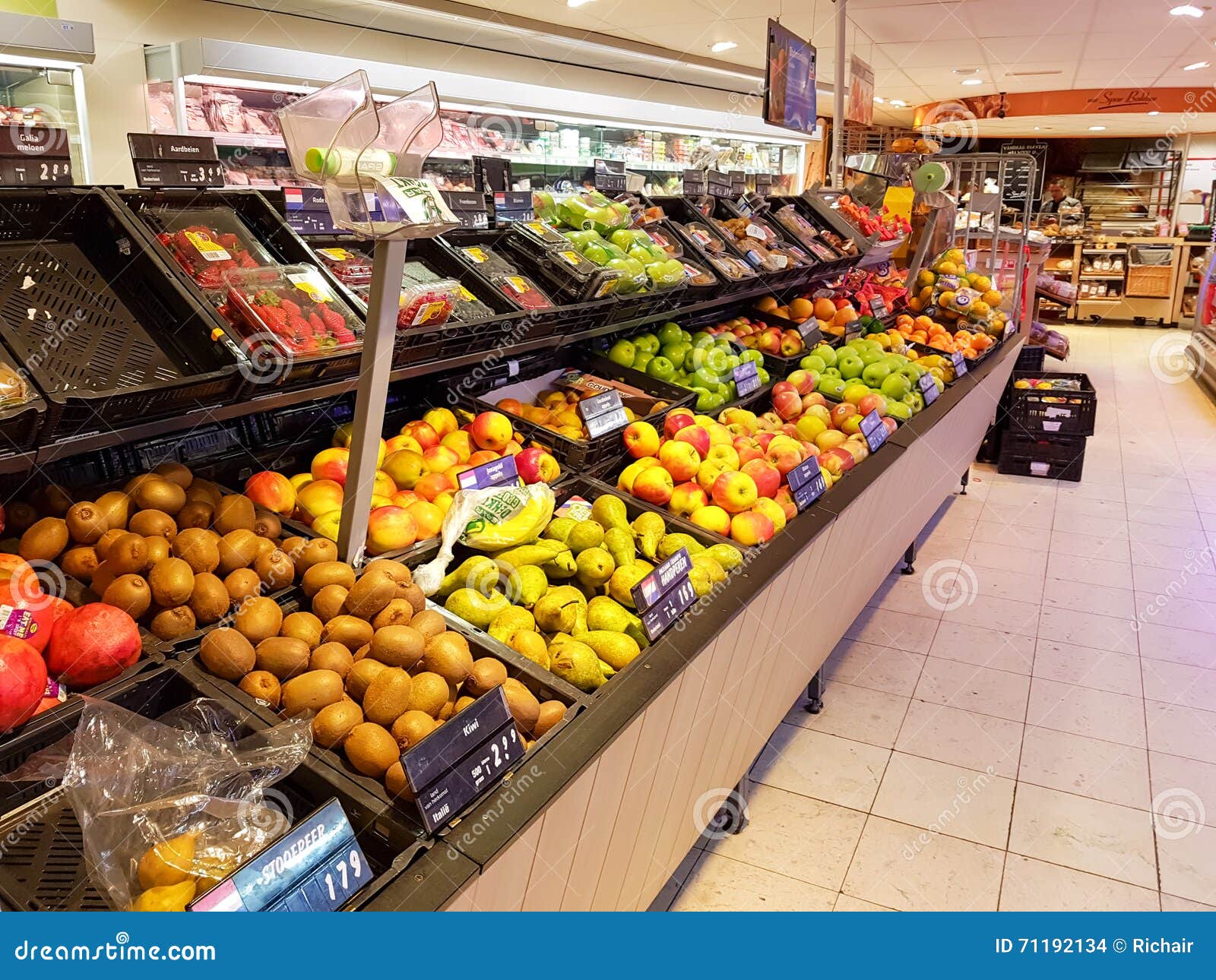 Fruit dans le supermarché image stock éditorial. Image du marché - 71192134