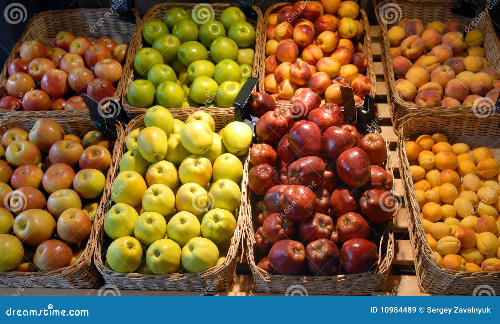 Fruit En Groenten Op Een Winkel Stock Afbeelding - Image of toon, geel ...