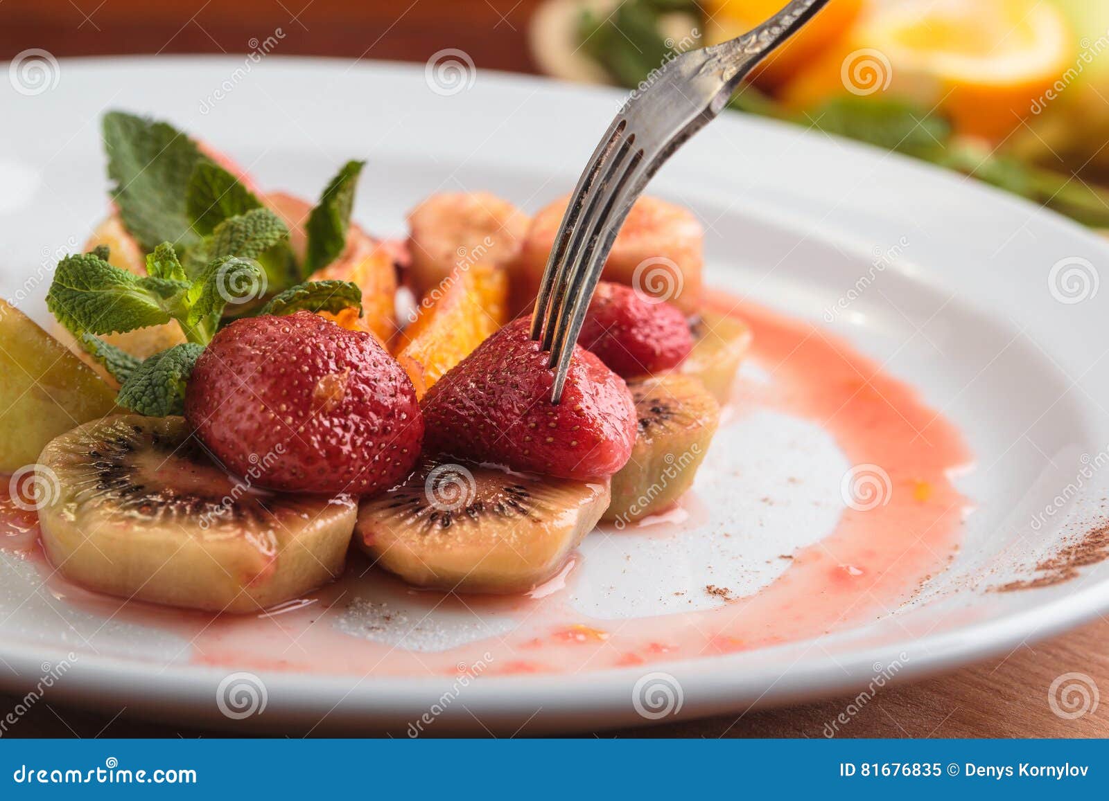 Fruit Flambe Op Witte Plaat Stock Afbeelding - Image of hipster ...