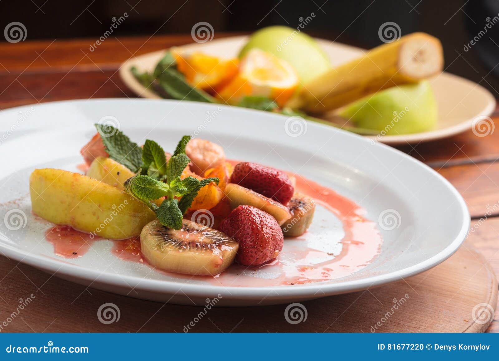 Fruit Flambe Op Witte Plaat Stock Foto - Image of gastronomisch, plaat ...