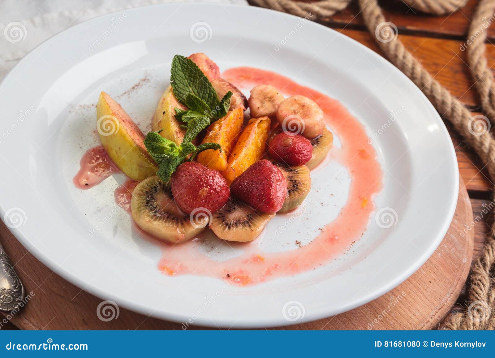Fruit Flambe Op Witte Plaat Stock Foto - Image of gebak, cholesterol ...