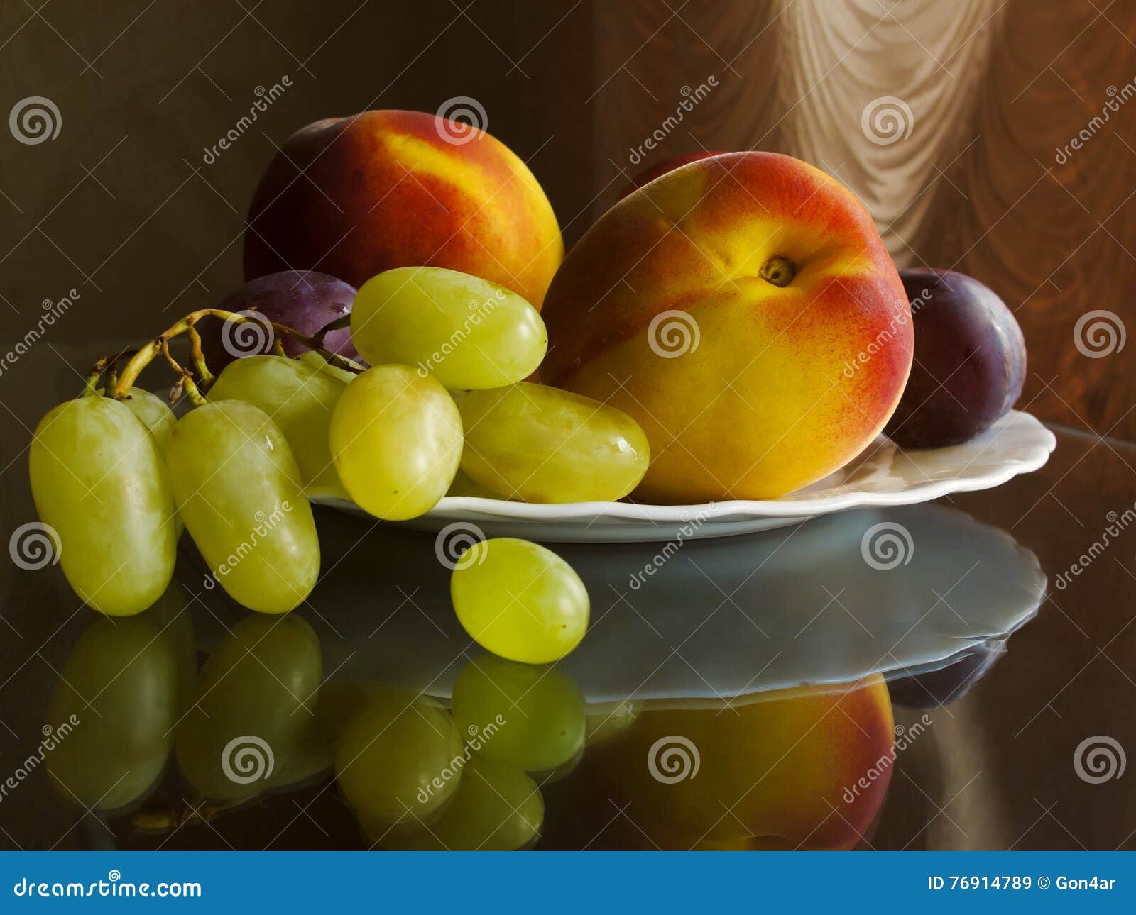 The Fruit on the Plate with the Reflection in the Mirror Countertop ...