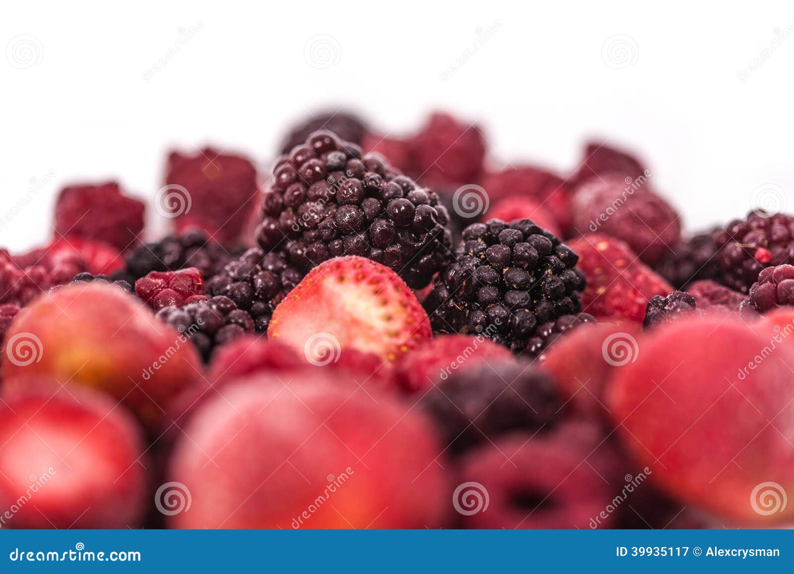 Fruit rouge image stock. Image du fermer, fruits, isolement - 39935117