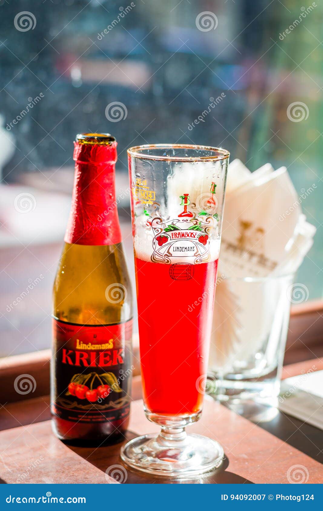 Fruitbier En De Servetten Van Het Bierglas En Document Redactionele ...