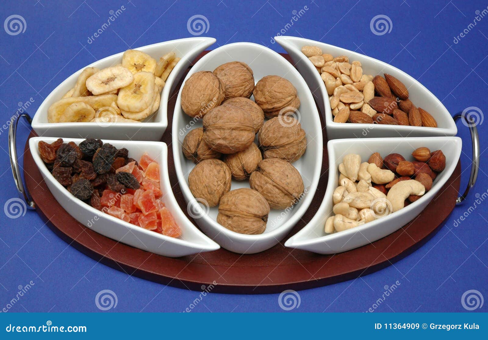 Fruits et noix secs image stock. Image du cuvette, légumes - 11364909