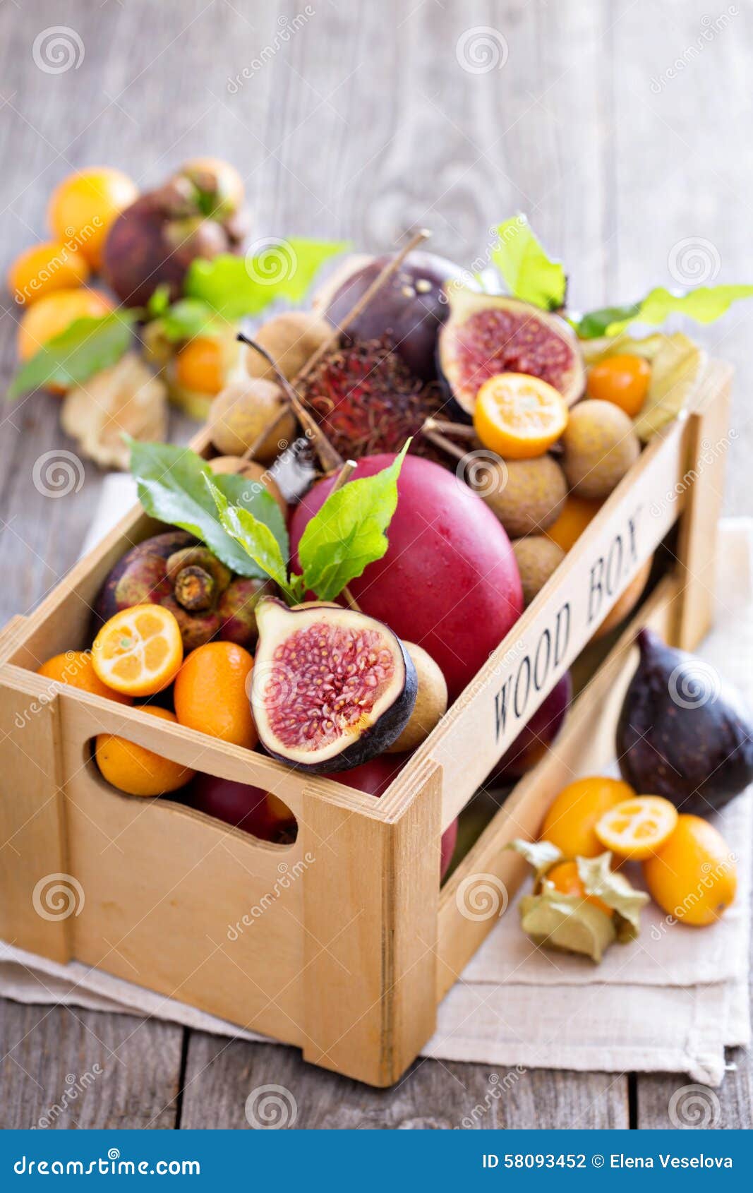 Fruits Exotiques Dans Une Caisse En Bois Photo stock - Image du pile ...