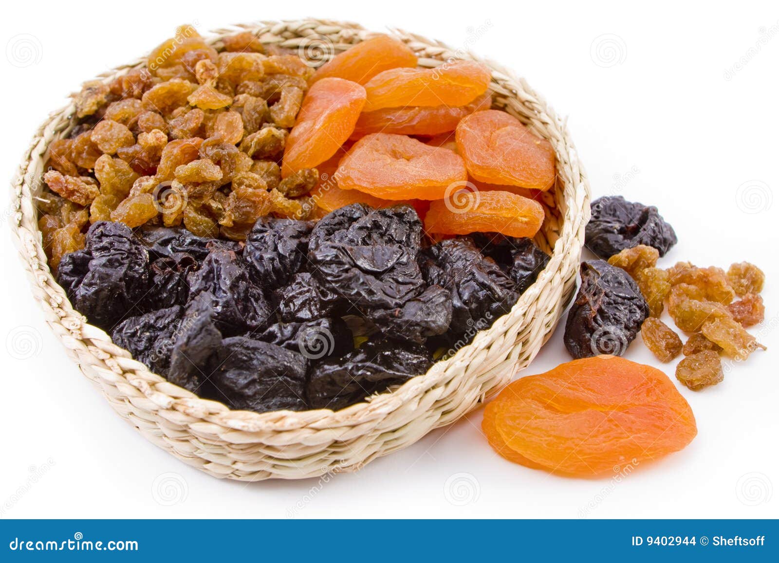 Fruits secs de panier photo stock. Image du régime, fermer - 9402944