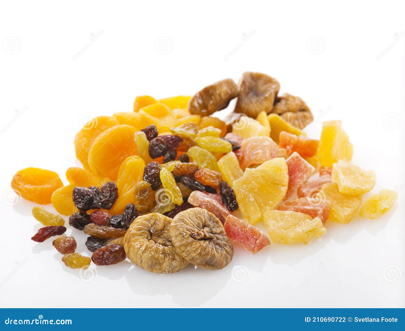 Fruits secs sur fond blanc photo stock. Image du mélange - 210690722