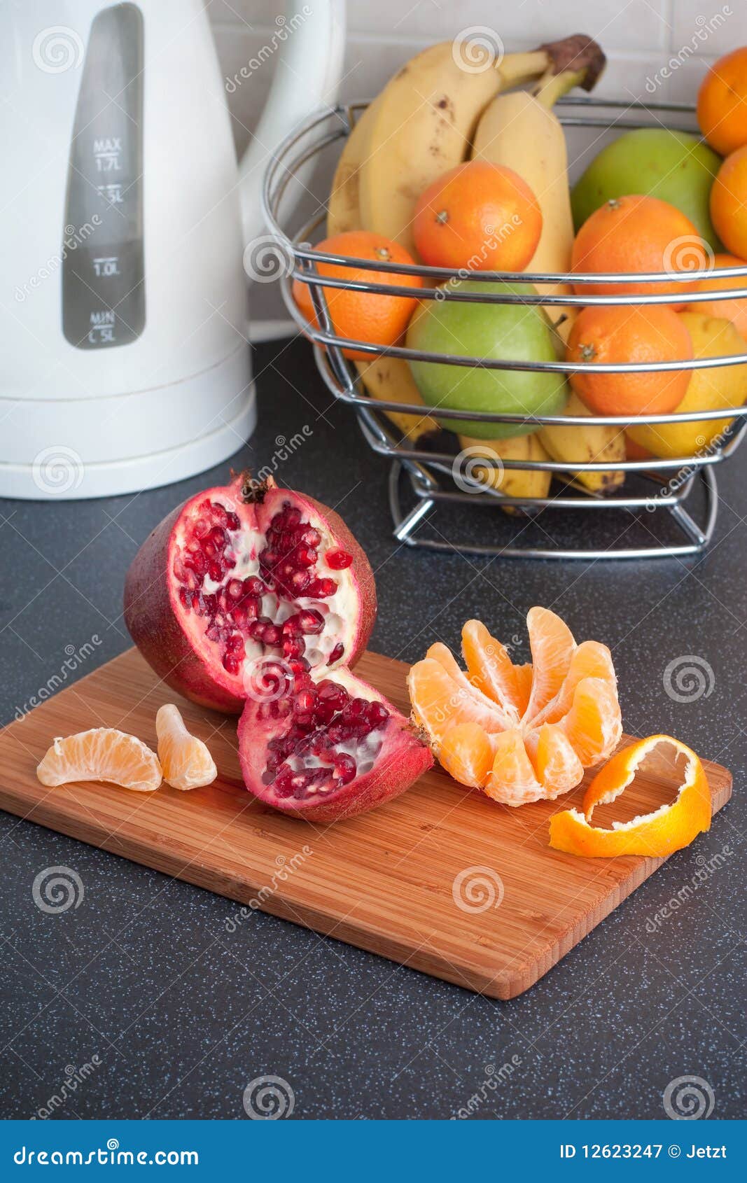 Fruits Sur La Table De Cuisine Image stock - Image du orange ...
