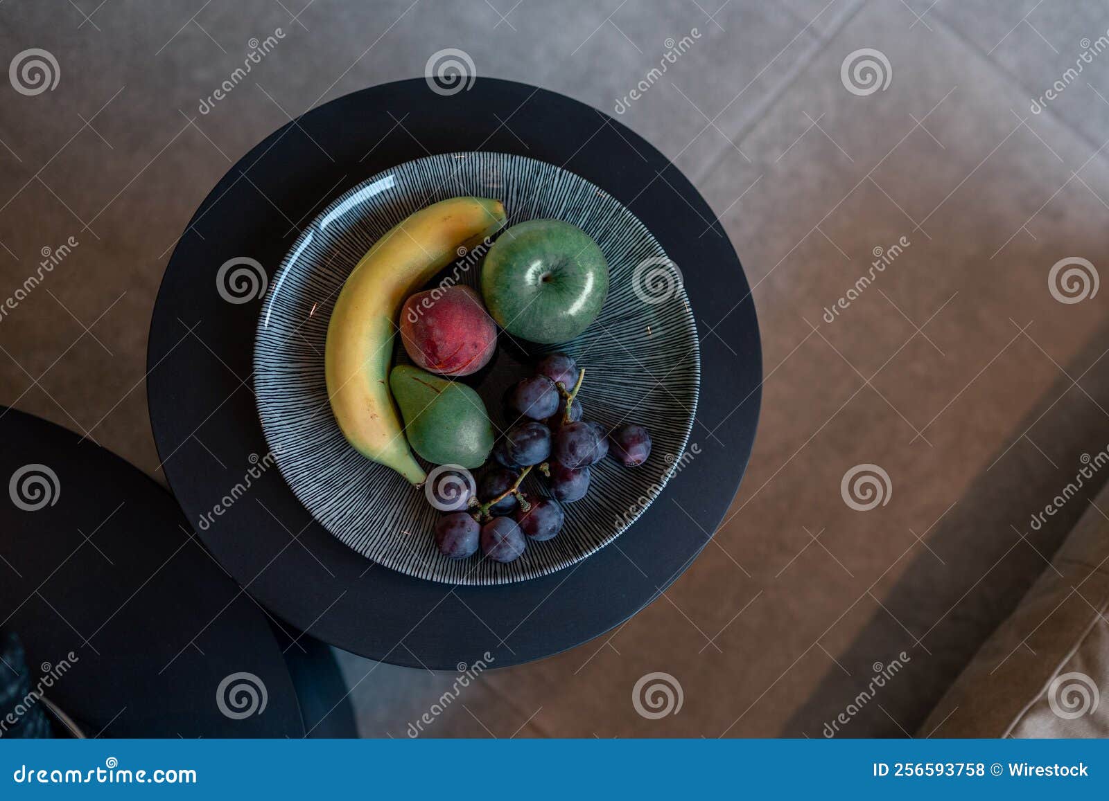 Fruits Sur Une Plaque Noire Dans La Table Photo stock - Image du fruits ...