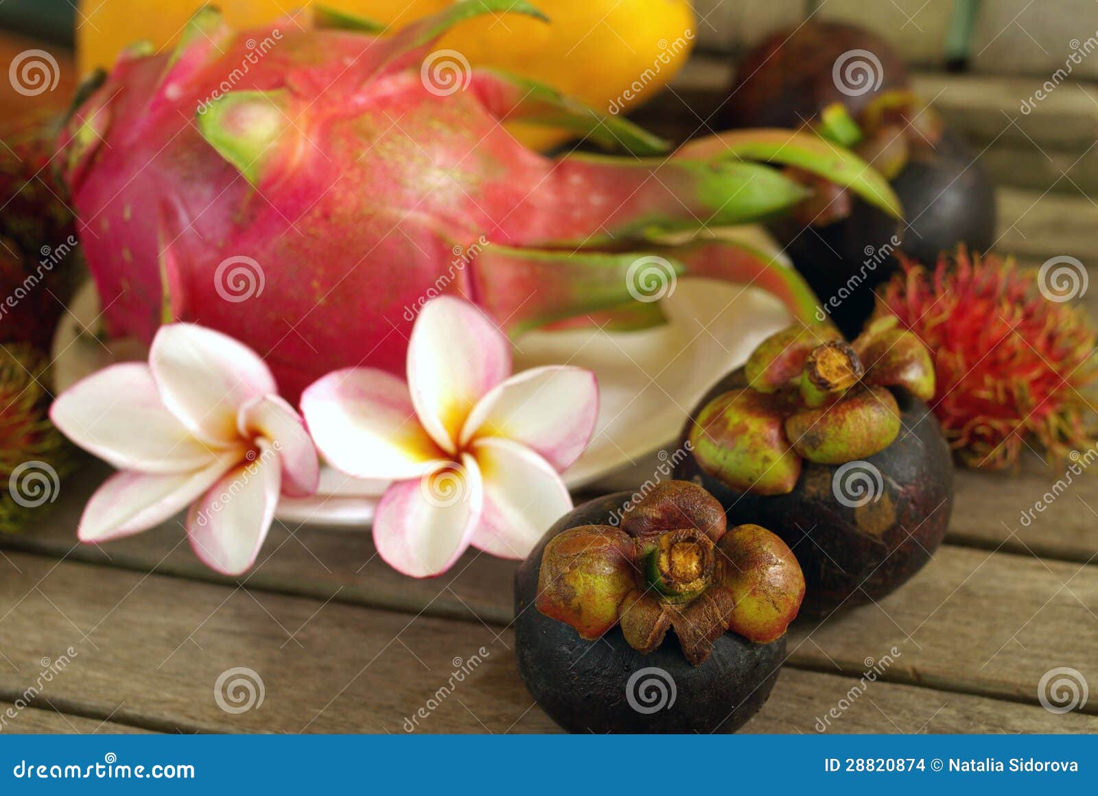 Fruits tropicaux exotiques photo stock. Image du nature - 28820874