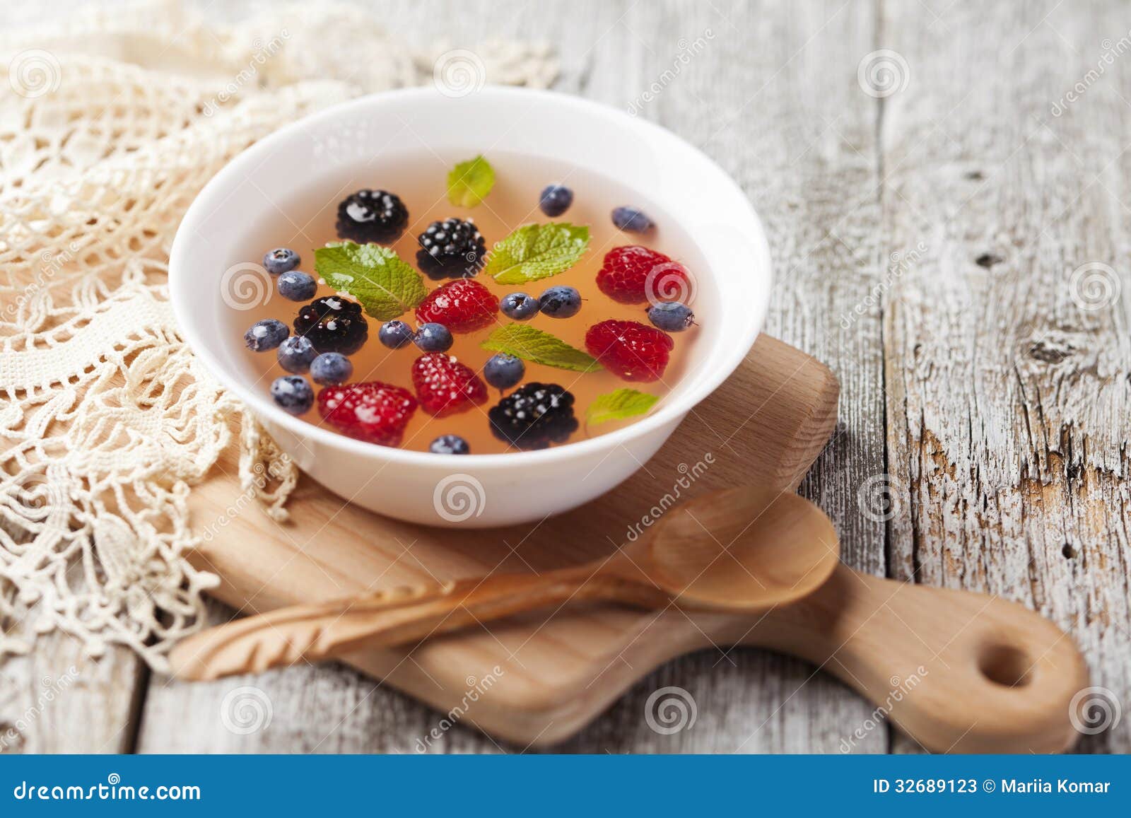 Fruitsoep stock afbeelding. Image of keuken, gezond, voeding - 32689123