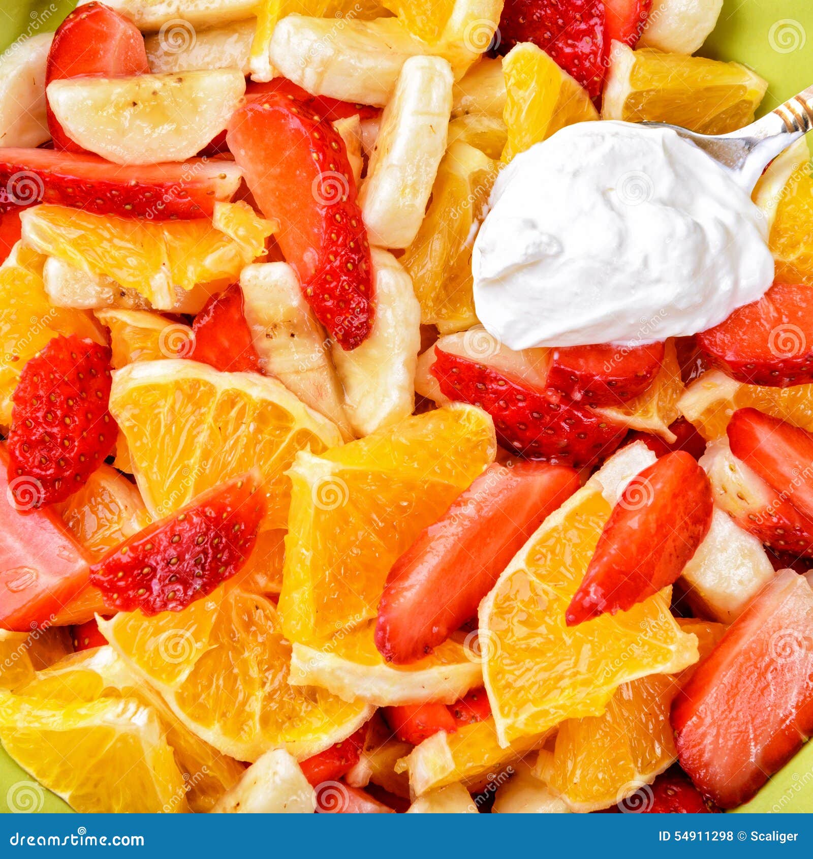 Fruktsallad Med Jordgubbar, Apelsiner, Bananer Och Gräddfil Arkivfoto ... Fruktsallad Med Jordgubbar, Apelsiner, Bananer Och Gräddfil Arkivfoto ...