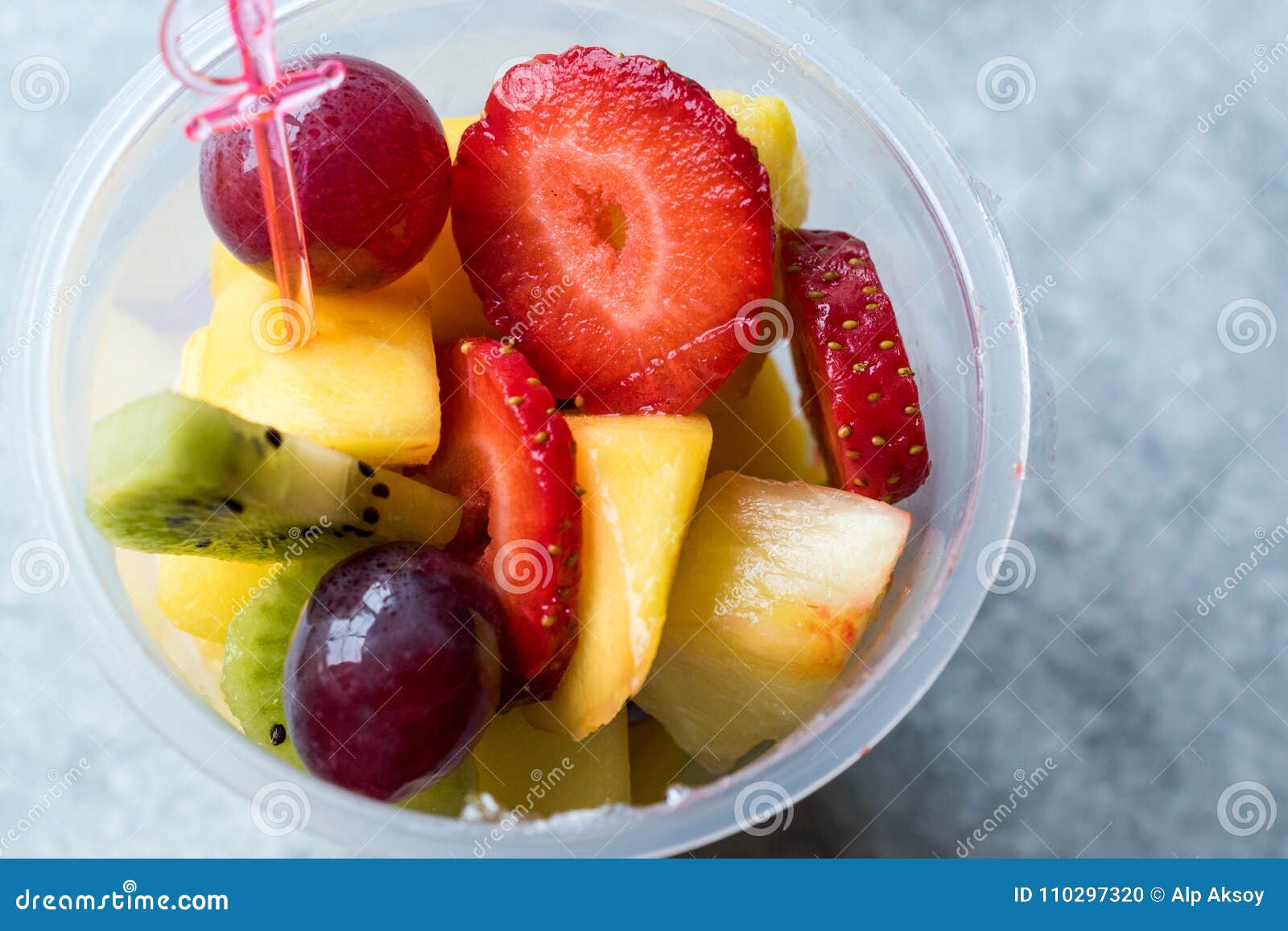 Fruktsallad Med Jordgubben, Kiwin, Mango Och Druvan I Plast- Kopp ... Fruktsallad Med Jordgubben, Kiwin, Mango Och Druvan I Plast- Kopp ...