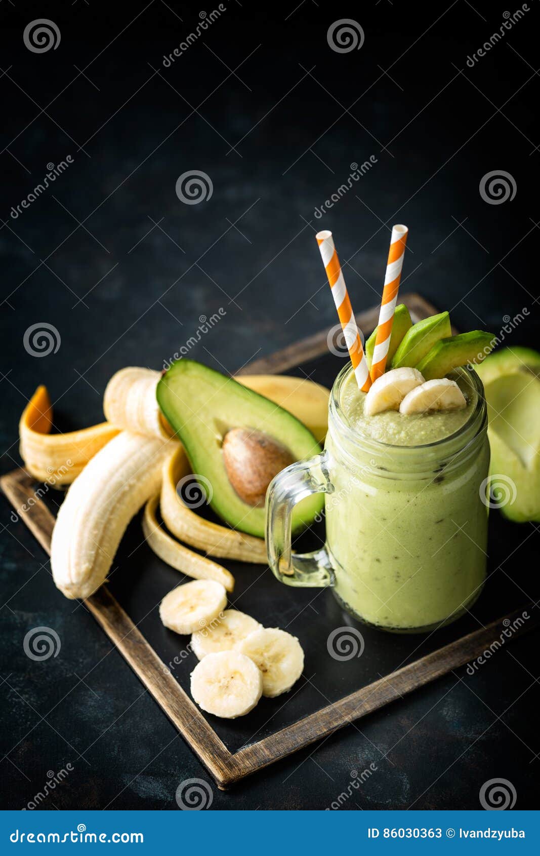 Frullato Dell'avocado E Della Banana Immagine Stock - Immagine di latte ...