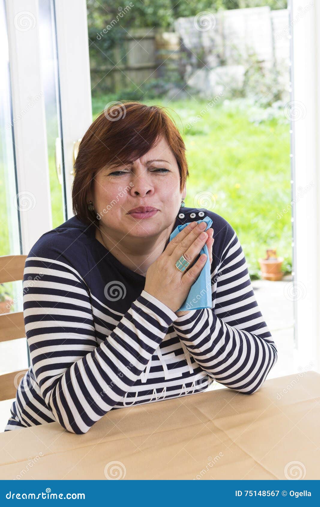 Frustrierte Frau, Die Im Wohnzimmer Schreit Stockbild - Bild von frau ...