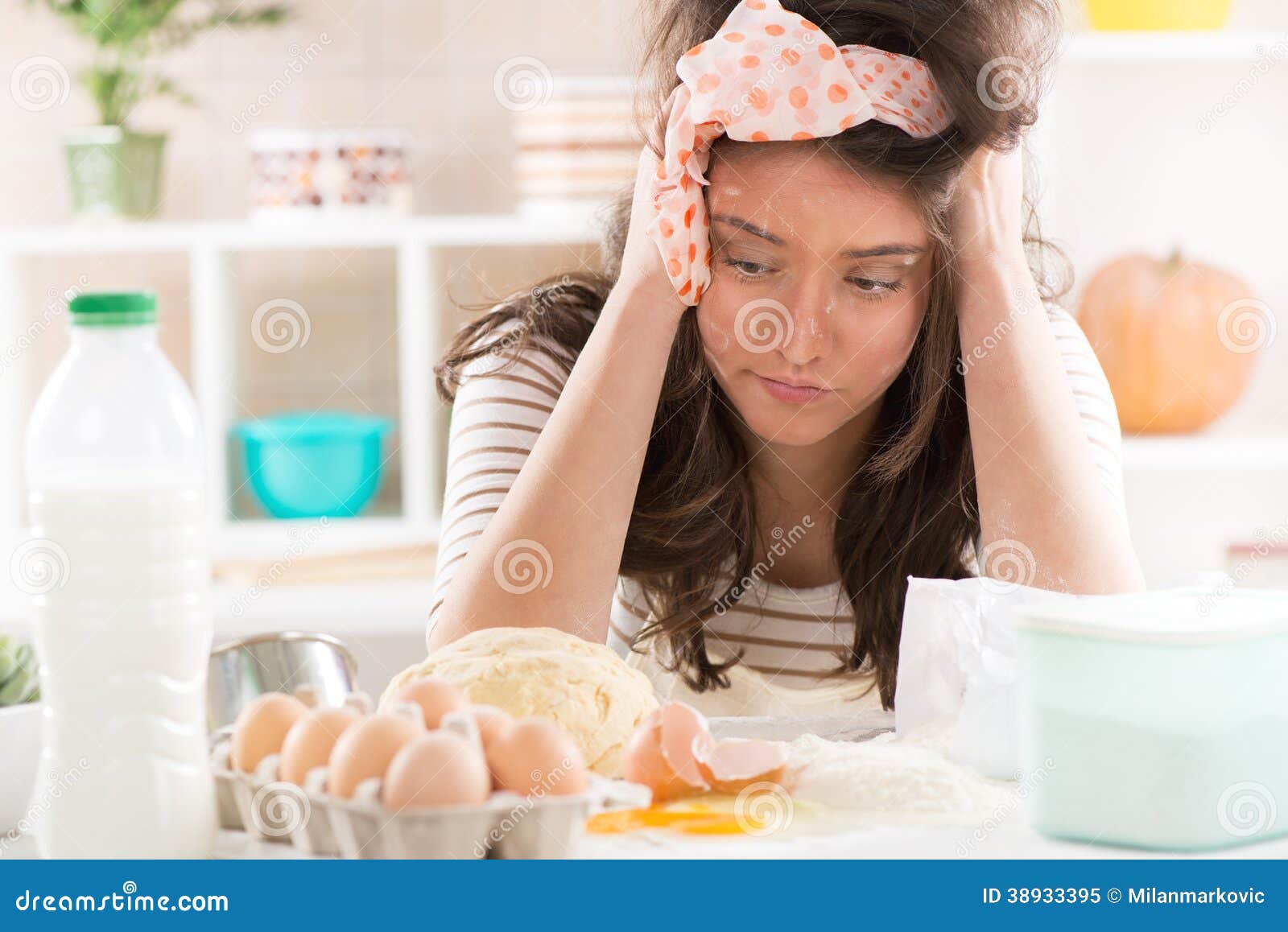 Frustrierte Hausfrau stockbild. Bild von milch, backen - 38933395