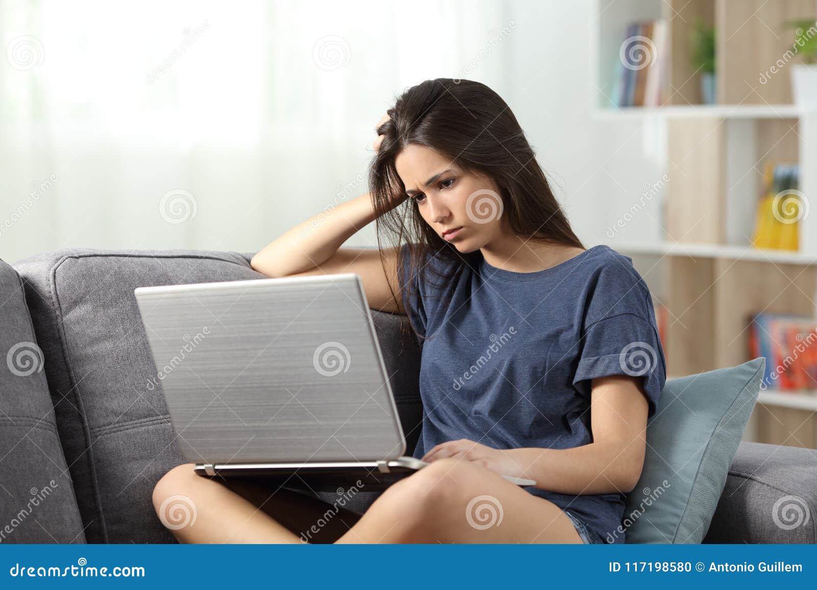 Frustrierte Jugendlich Leseon-line-Inhalt Zu Hause Stockfoto - Bild von ...