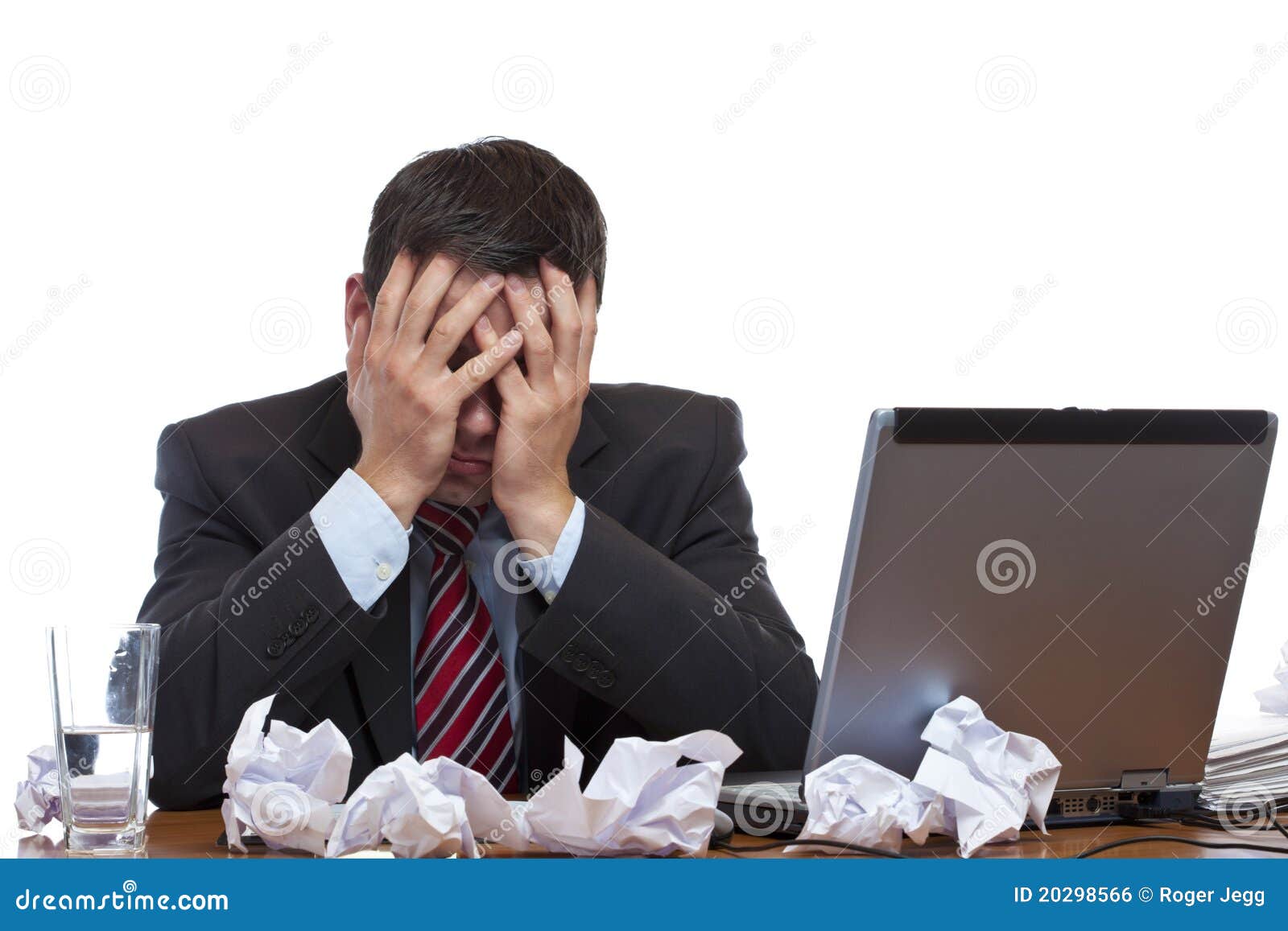 Frustrierter Desperated Mann, Der am Schreibtisch Sitzt Stockfoto ...