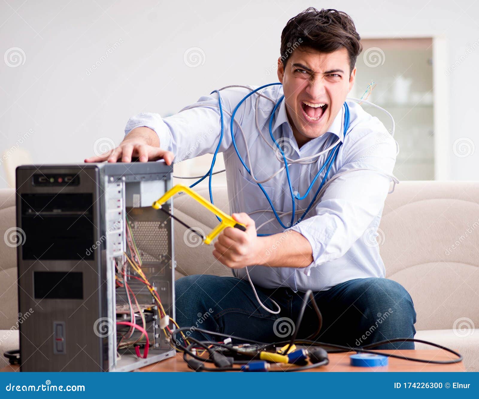 Frustrierter Mann Mit Defektem PC-Computer Stockfoto - Bild von konzept ...