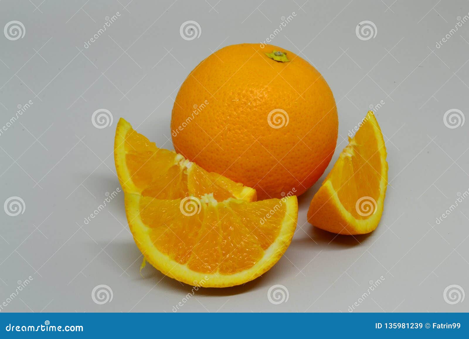 Fruta Anaranjada Aislada En El Fondo Blanco Imagen de archivo - Imagen ...