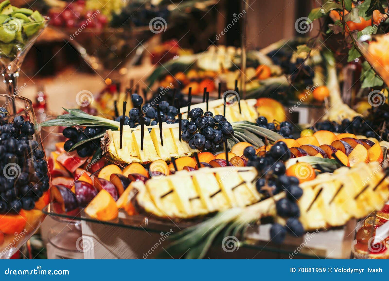 Fruta Colorida Que Abastece Una Tabla De Cena Imagen de archivo ...
