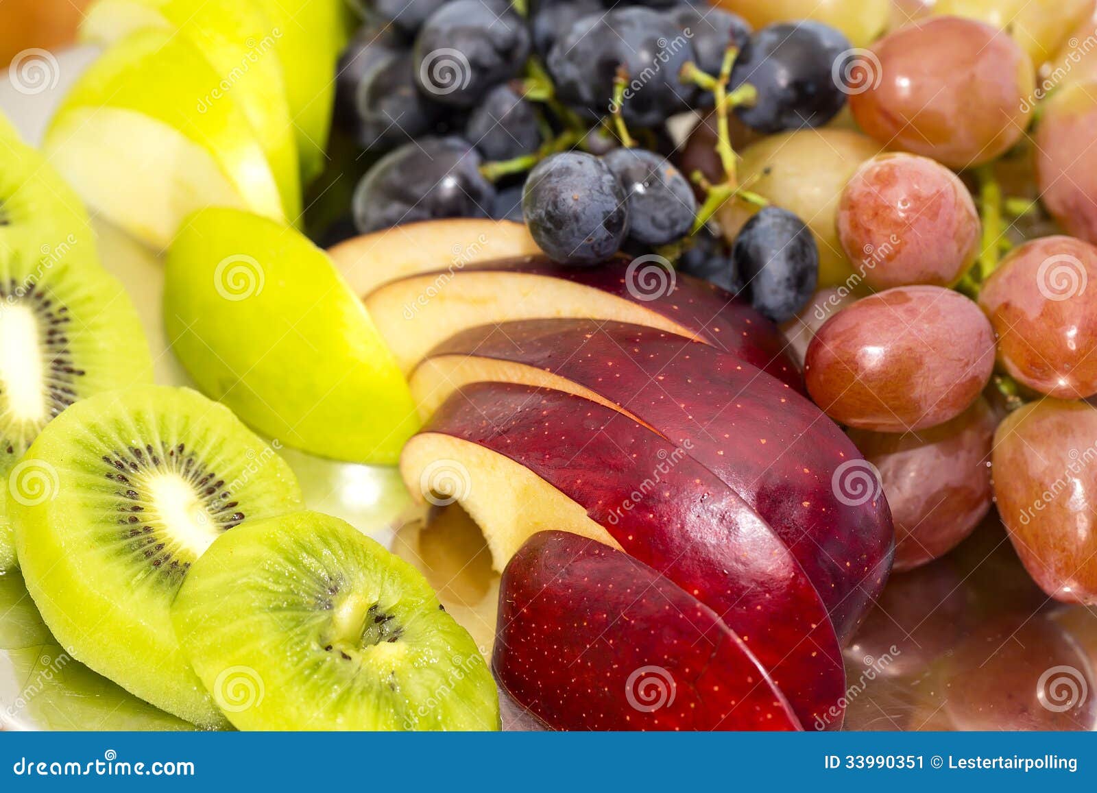 Fruta cortada imagen de archivo. Imagen de fresco, cubiertas - 33990351