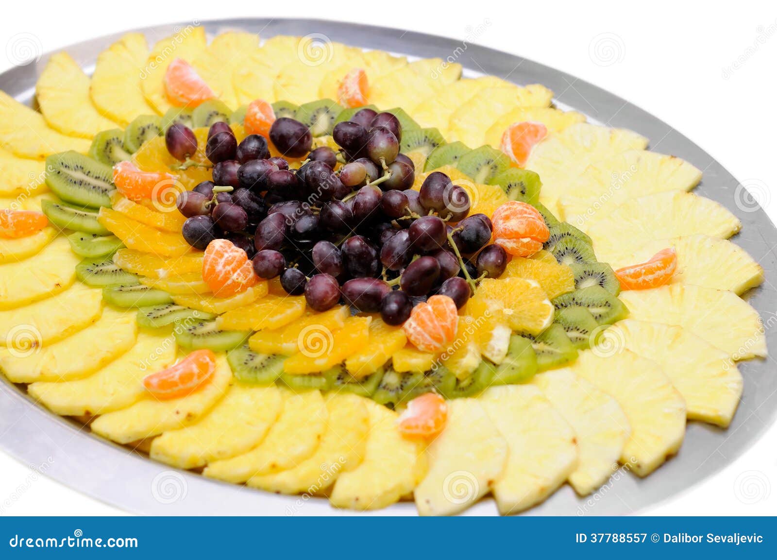 Fruta Cortada Fresca En La Bandeja Aislada Imagen de archivo - Imagen ...