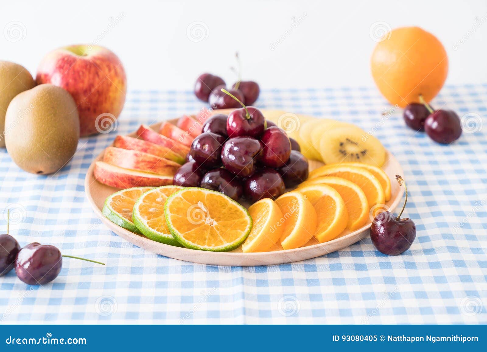 Fruta cortada mezclada imagen de archivo. Imagen de verde - 93080405