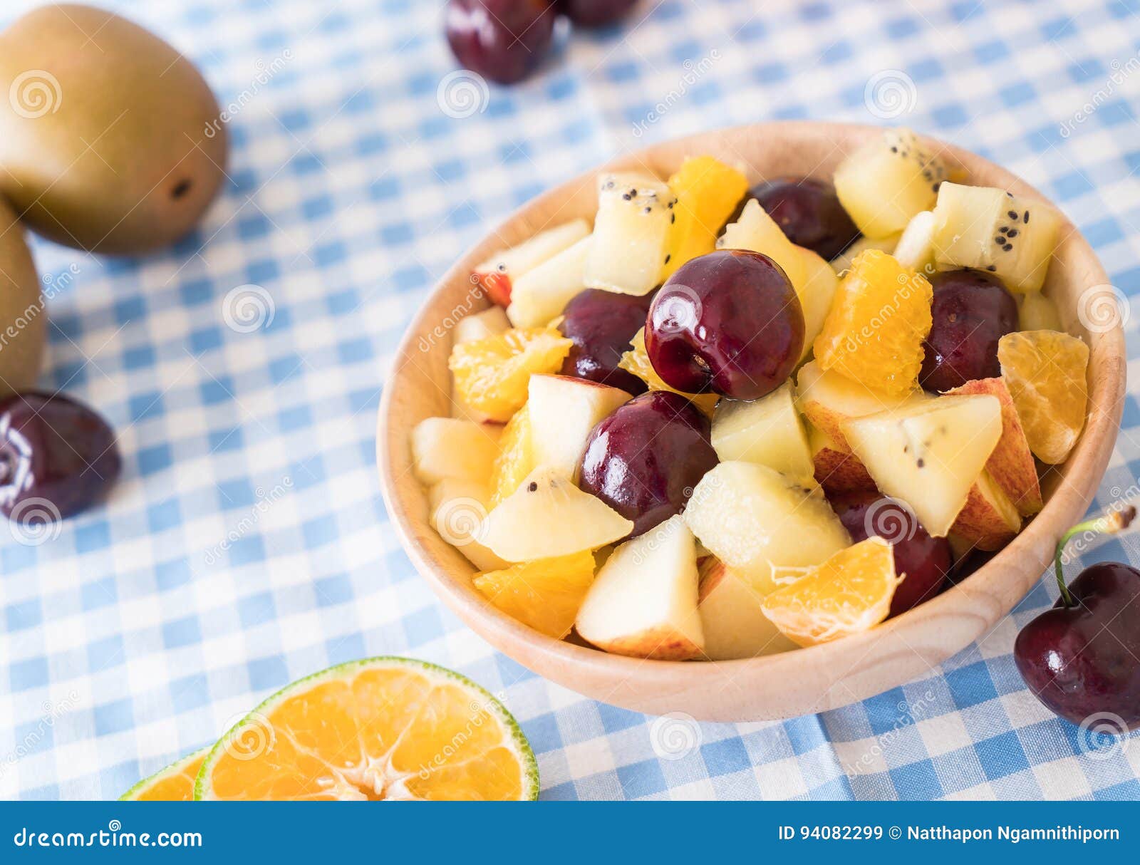 Fruta cortada mezclada imagen de archivo. Imagen de kiwi - 94082299