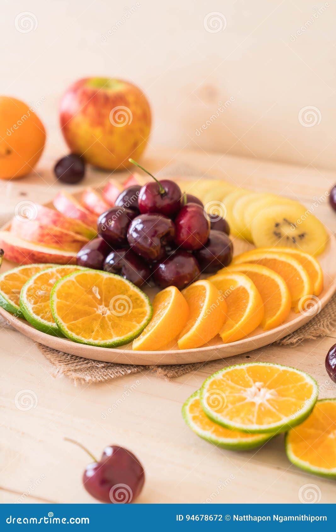 Fruta cortada mezclada foto de archivo. Imagen de verde - 94678672