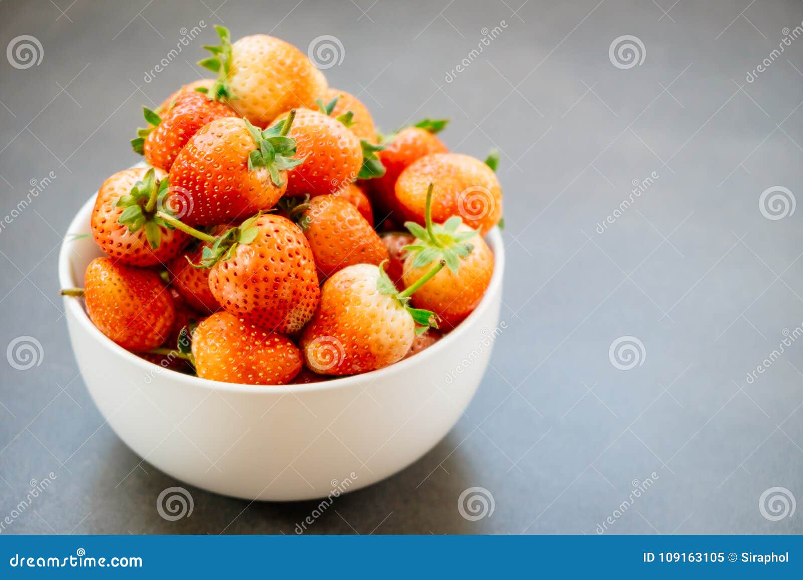 Fruta da morango imagem de stock. Imagem de placa, morango - 109163105