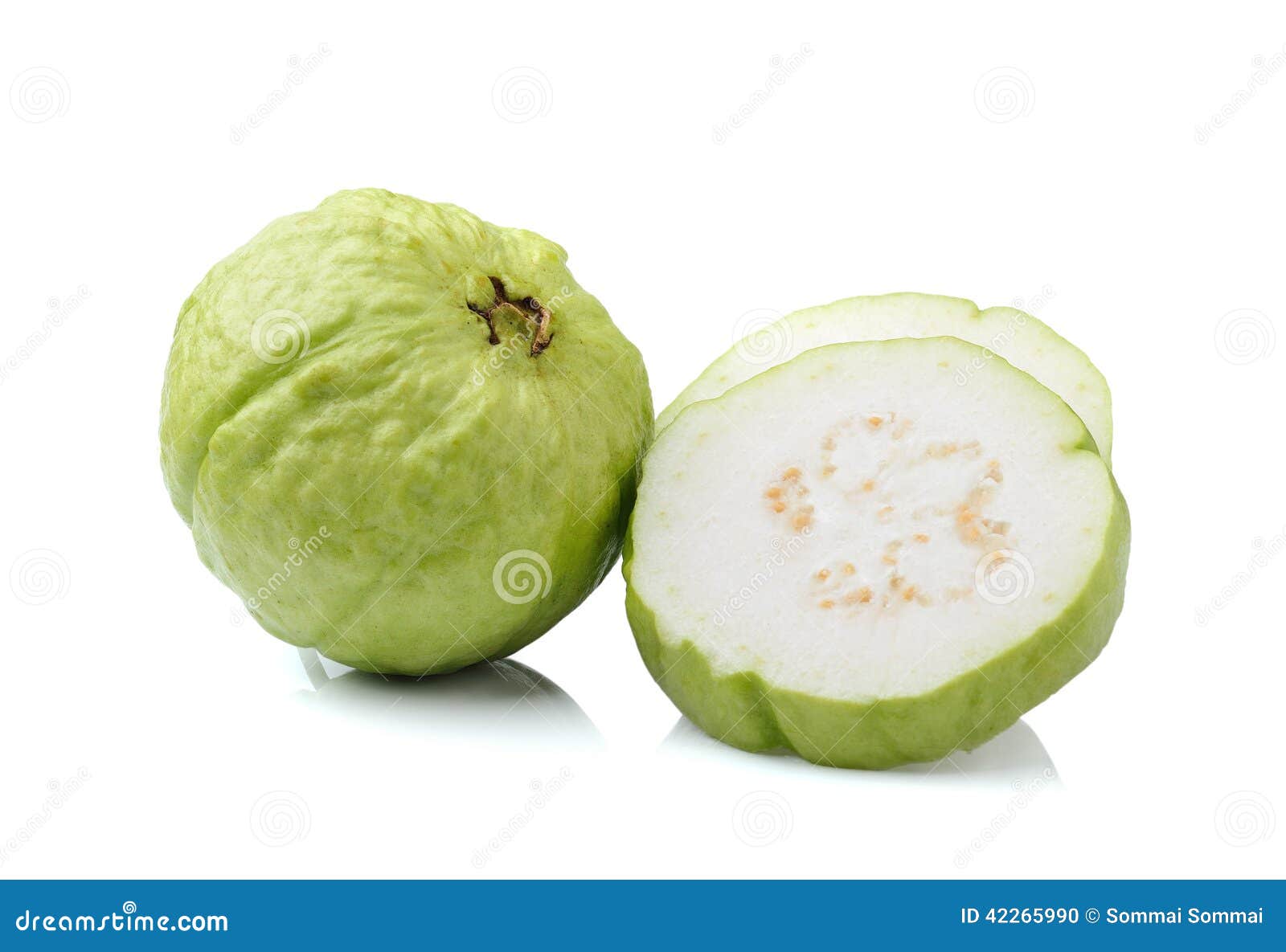 Fruta De Guayaba Aislada En El Fondo Blanco Foto de archivo - Imagen de ...