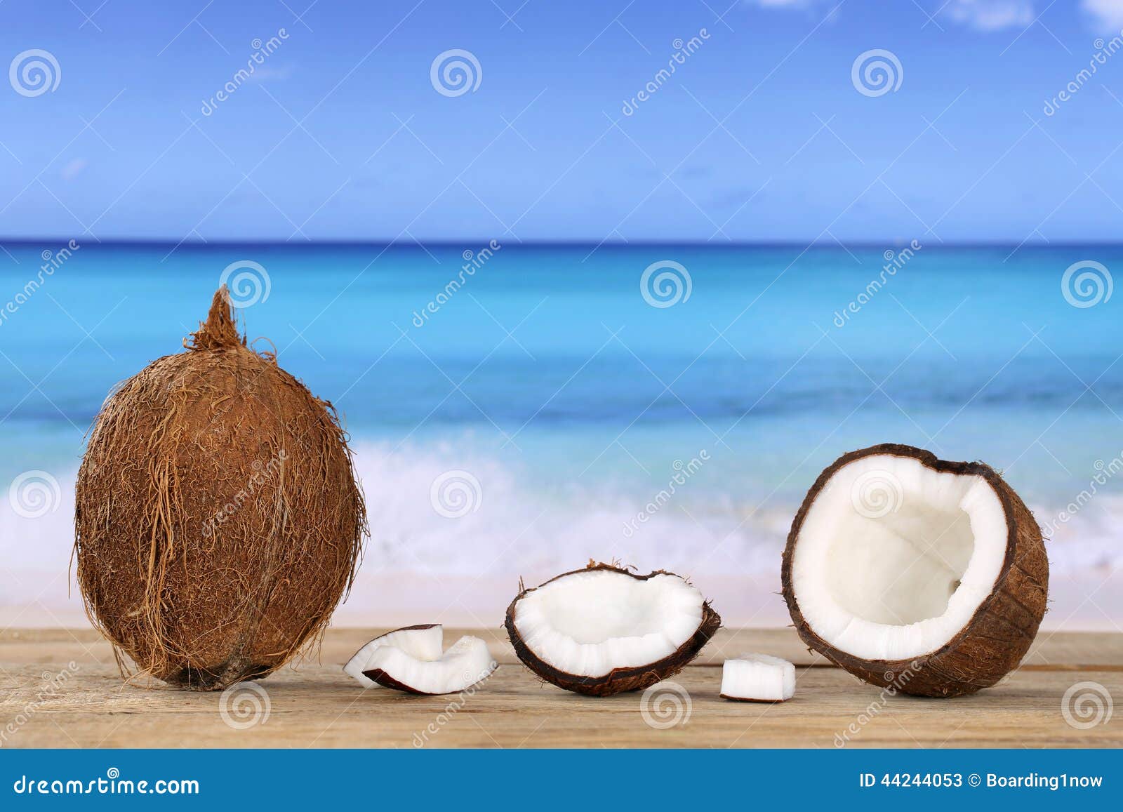Fruta Del Coco En Verano En La Playa Imagen de archivo - Imagen de ...