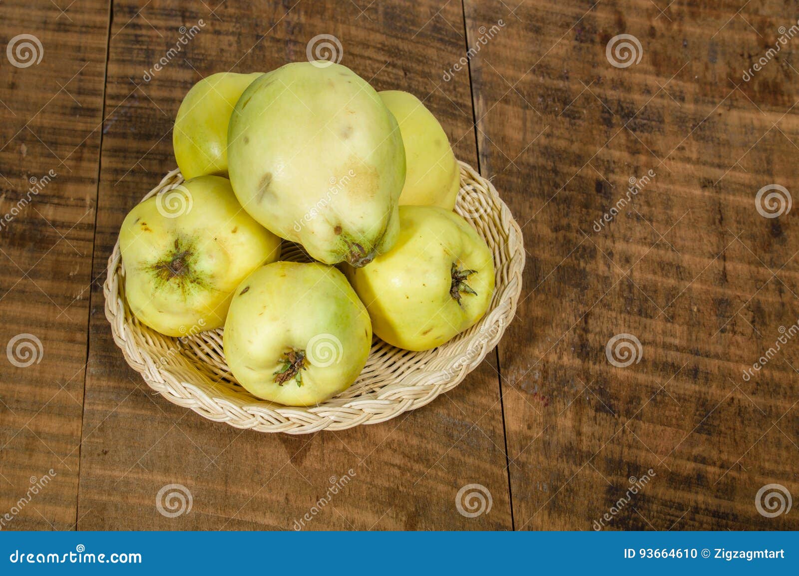 Fruta Del Membrillo En Bandeja De Mimbre Foto de archivo - Imagen de ...