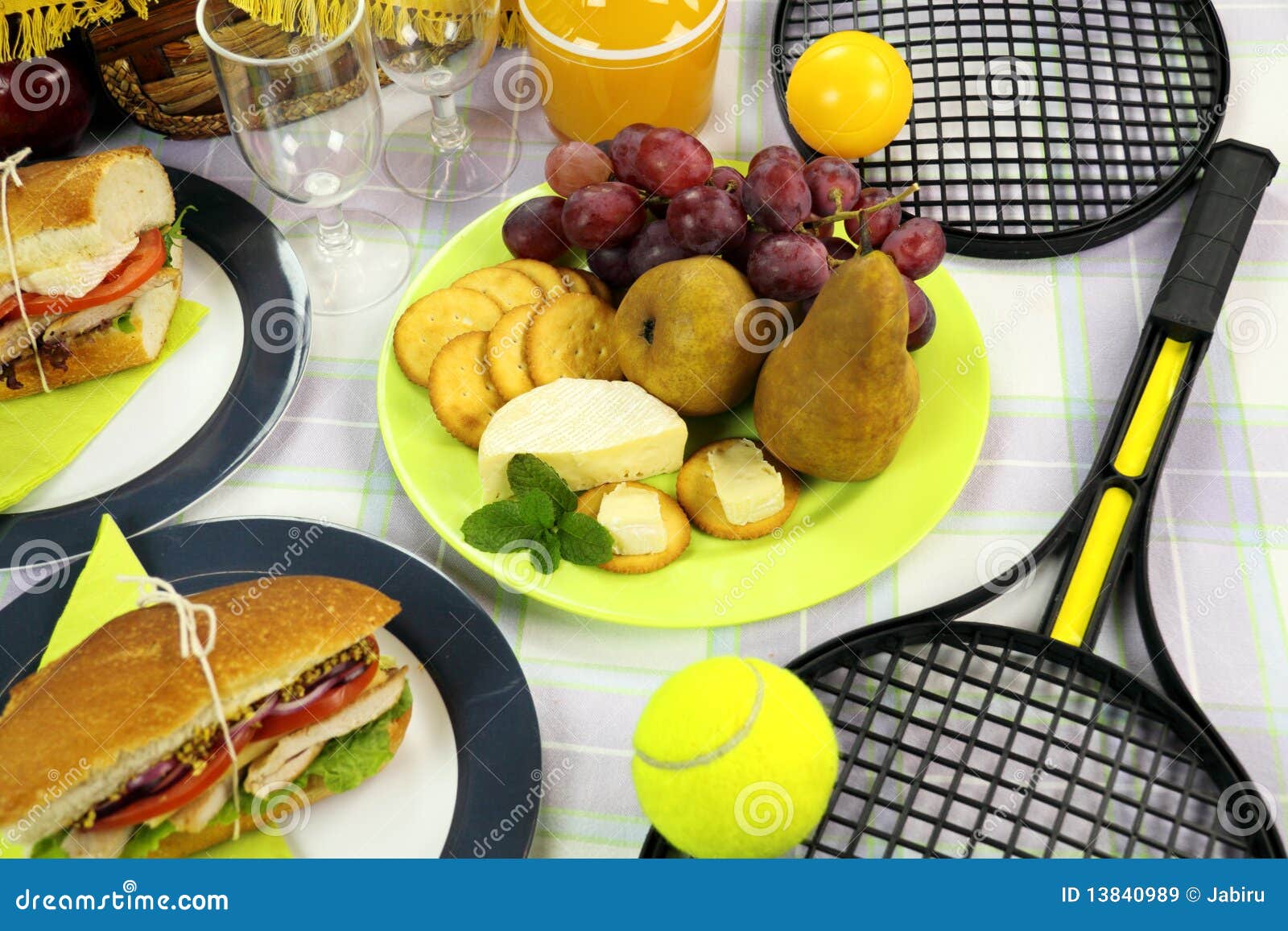 Fruta do piquenique imagem de stock. Imagem de queijo - 13840989