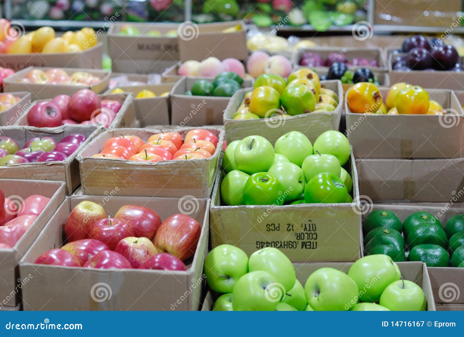 Fruta em umas caixas imagem de stock. Imagem de vermelho - 14716167