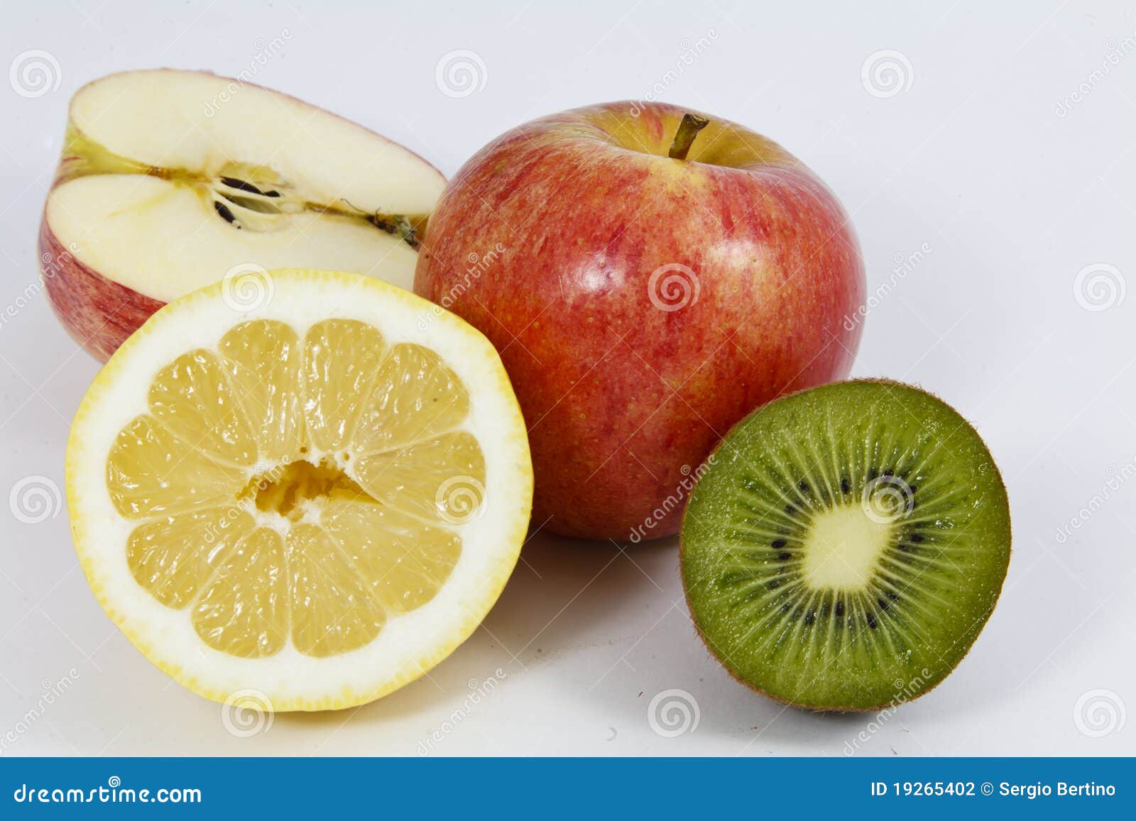 Fruta Inteira E Cortada Fresca Foto de Stock - Imagem de nutritivo ...