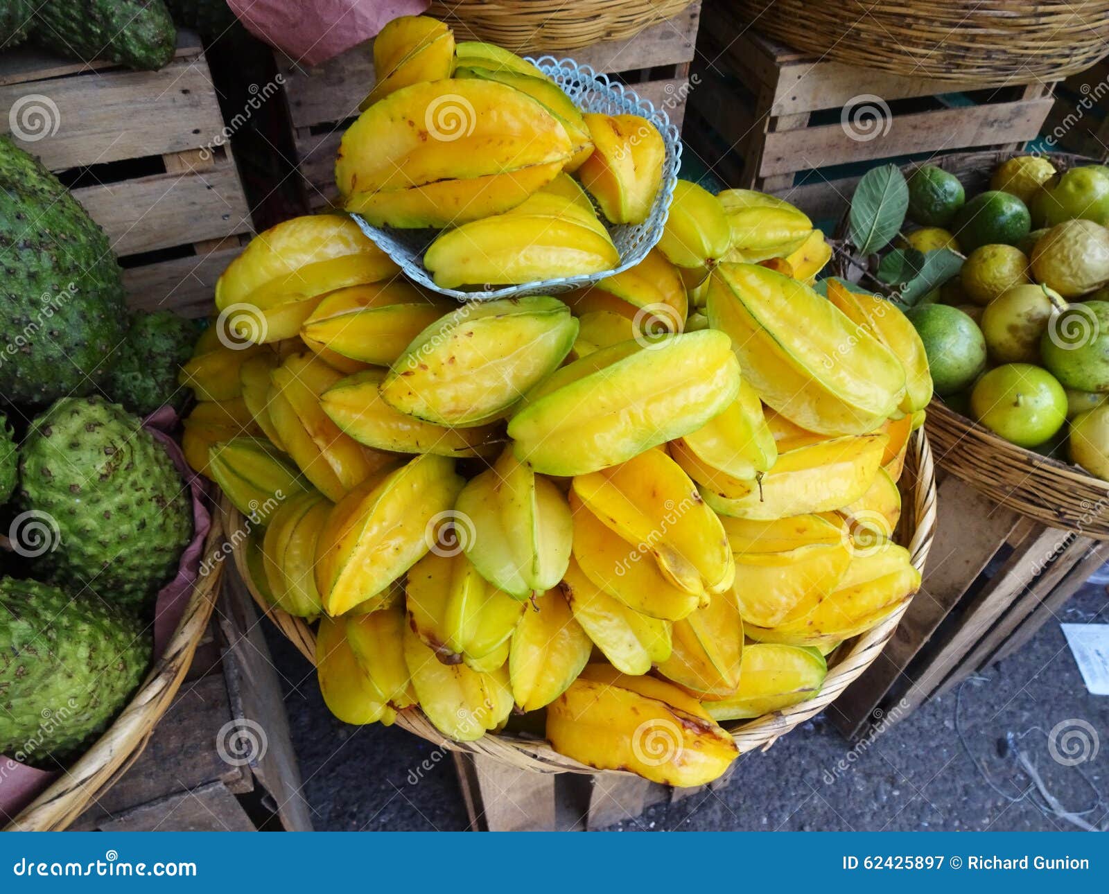 Fruta mexicana amarilla imagen de archivo. Imagen de alimento - 62425897