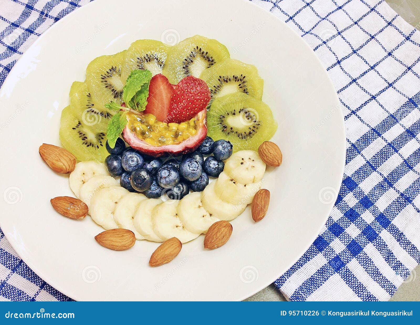 Fruta Mezclada Con El Yogur De Las Almendras Foto de archivo - Imagen ...