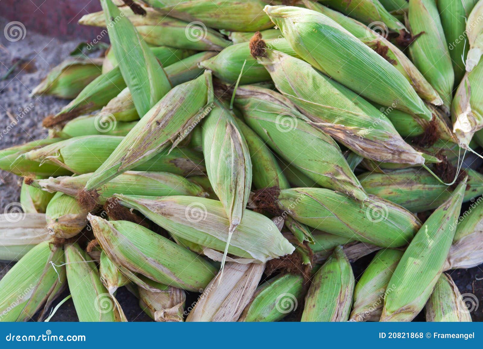 Fruta, Milho Cru No Mercado Foto de Stock - Imagem de alimento, mercado ...
