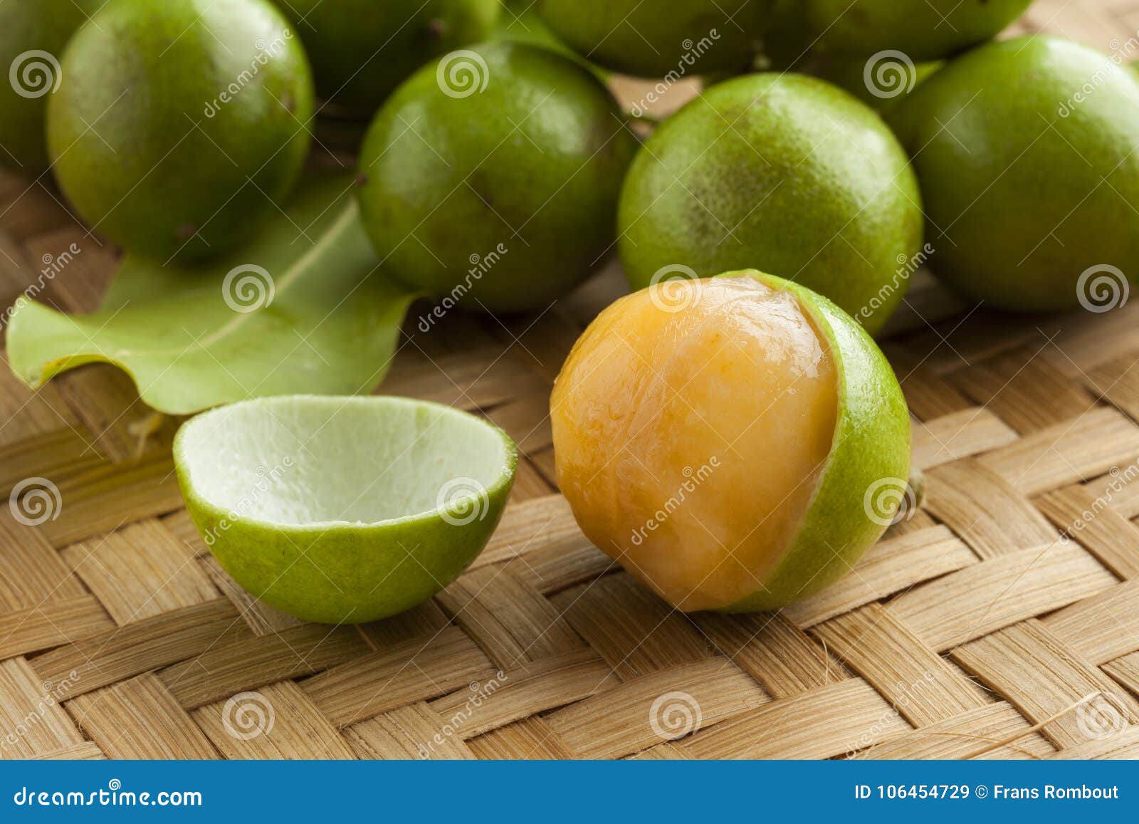 Fruta Pelada Fresca Del Quenepa Imagen de archivo - Imagen de ...