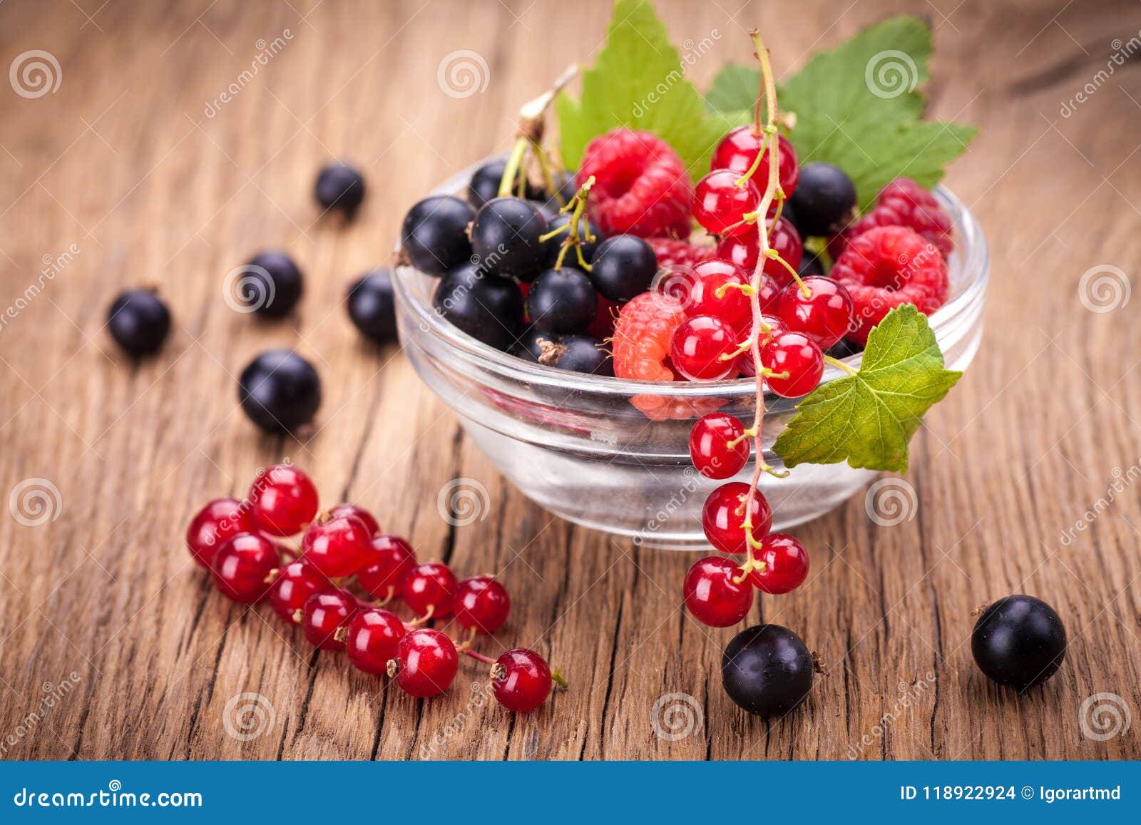 Fruta que cae aislada foto de archivo. Imagen de primer - 118922924