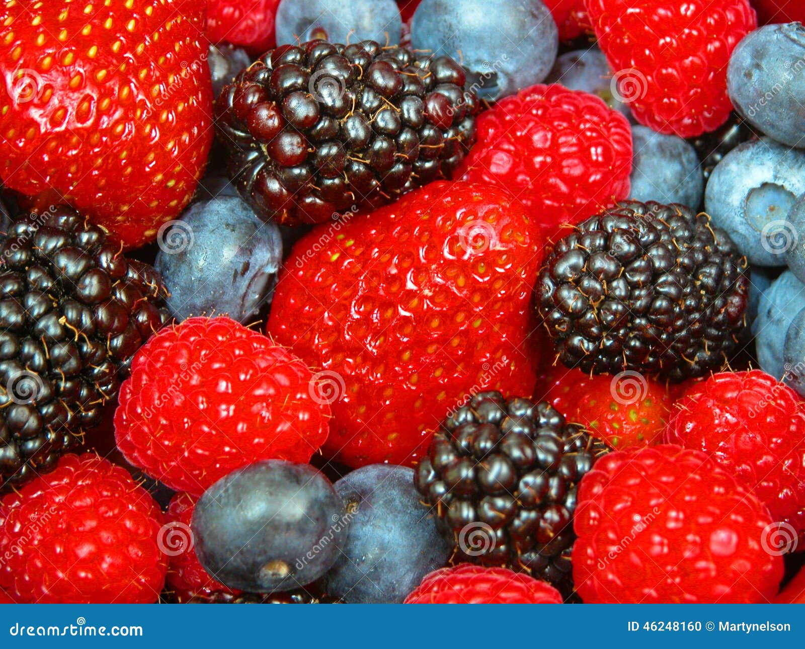 Fruta que cae aislada foto de archivo. Imagen de dieta - 46248160