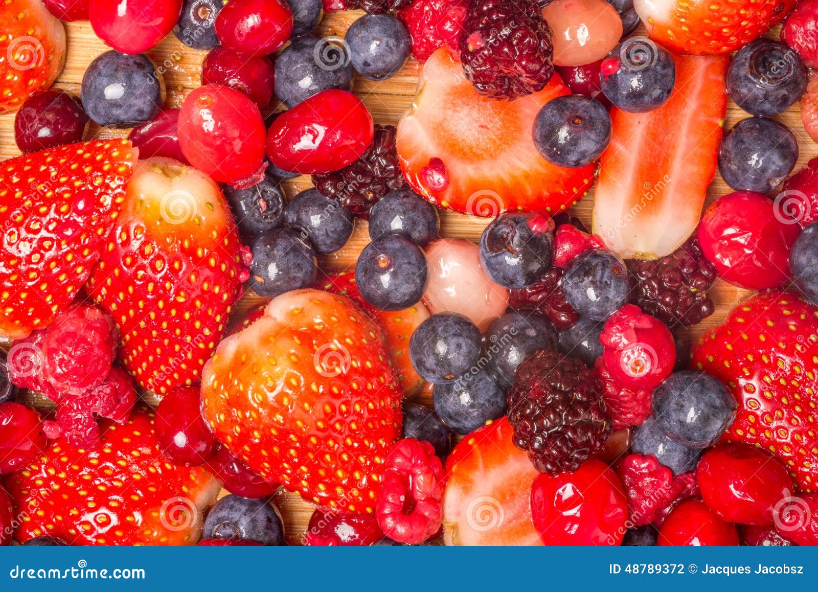 Fruta que cae aislada foto de archivo. Imagen de travieso - 48789372