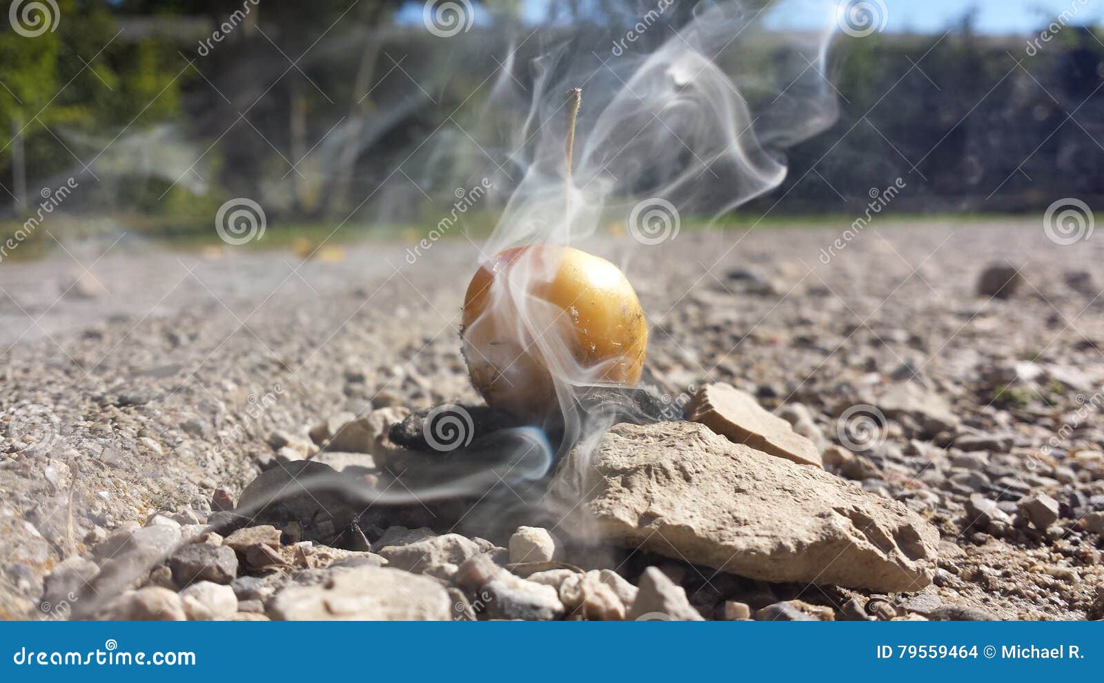 Fruta que fuma foto de archivo. Imagen de humo, fruta - 79559464