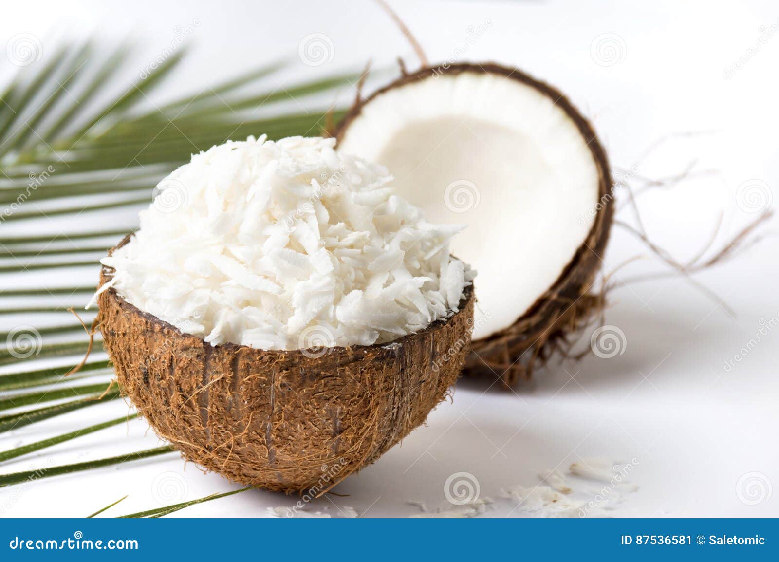 Fruta Rallada Del Coco En Una Cáscara Imagen de archivo - Imagen de ...